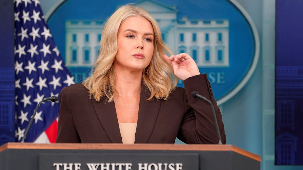 "Beschissene Frage" – "Deine Mutter!" – Trump-Sprecherin rastet per SMS ...